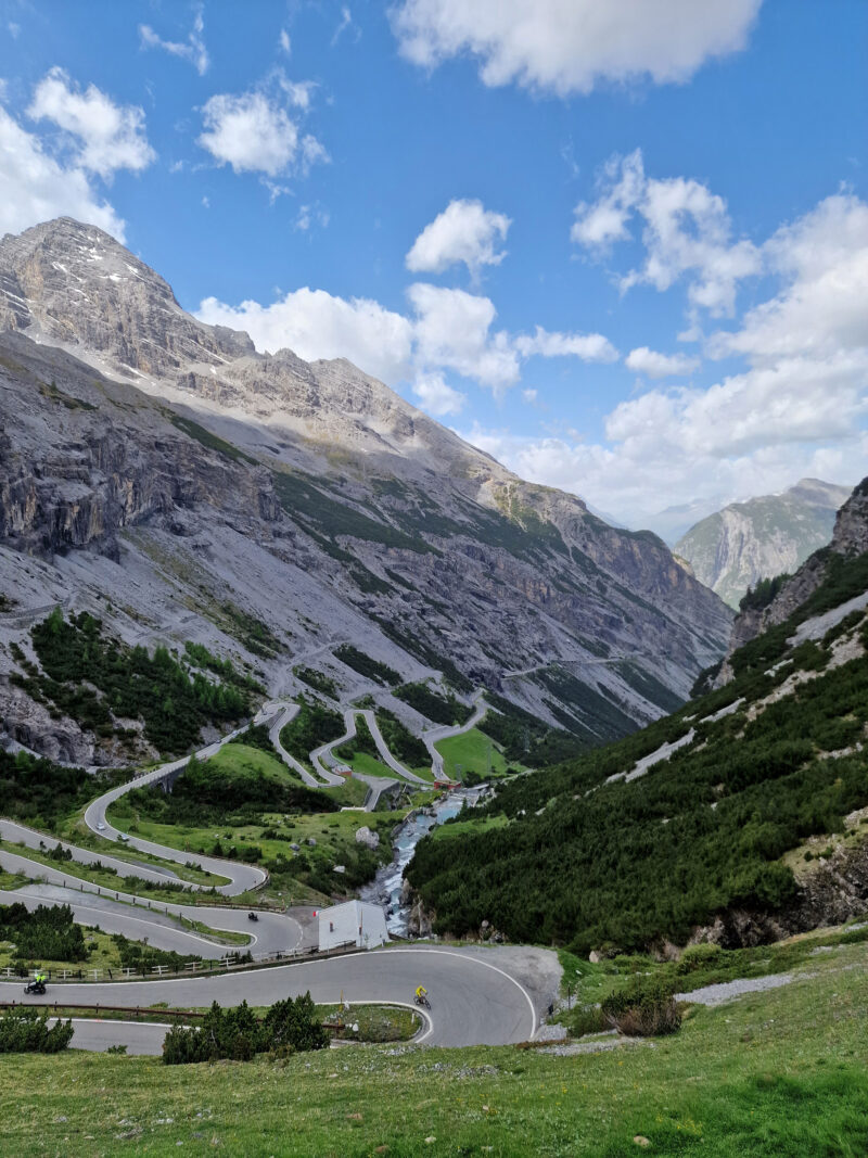 De Stelviopas (Stilfser Joch) met auto - Hellinga op reis